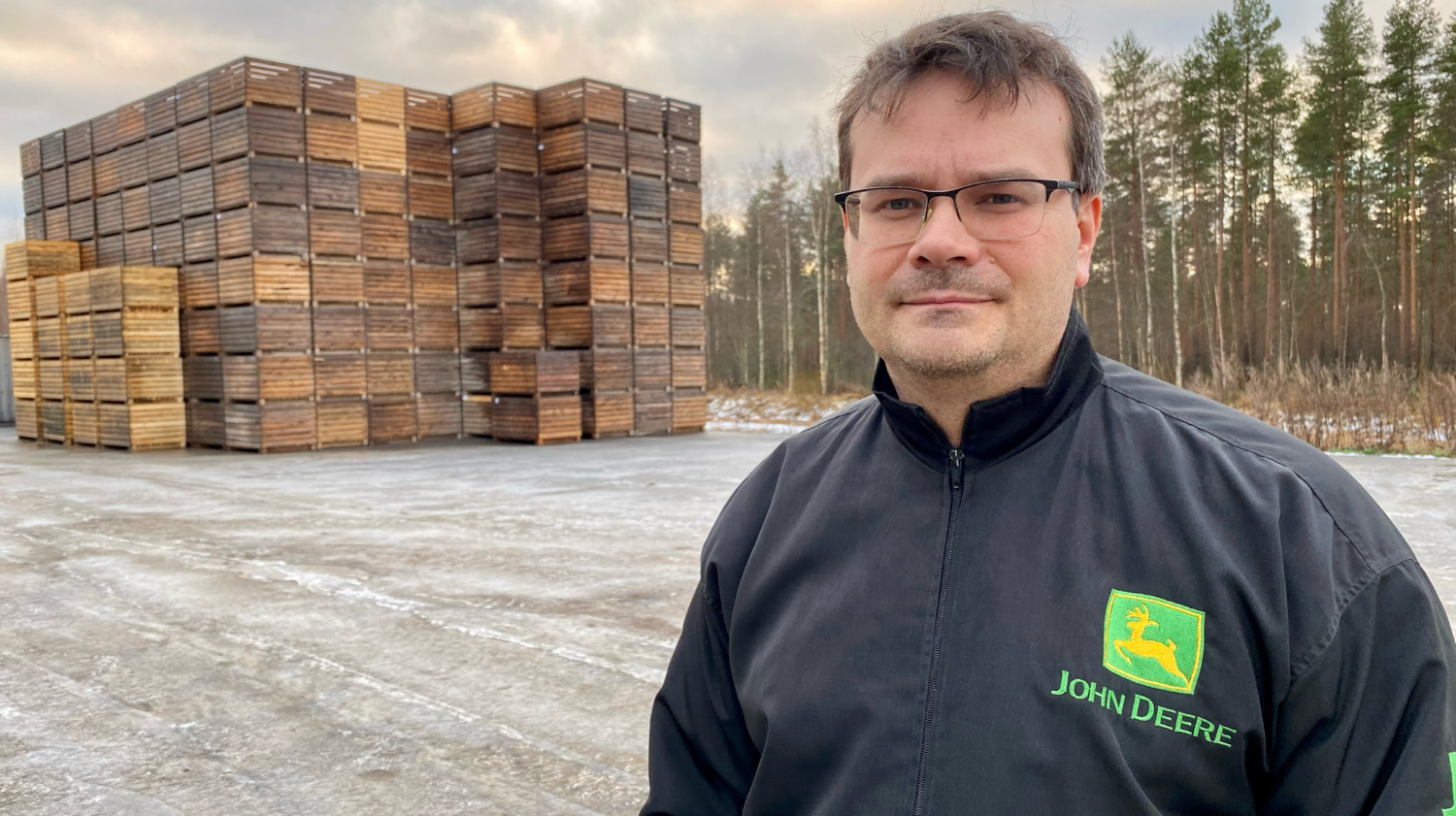 Rami Lilja näkee hyvää virettä peruna-alalla ja heittää palloa ...