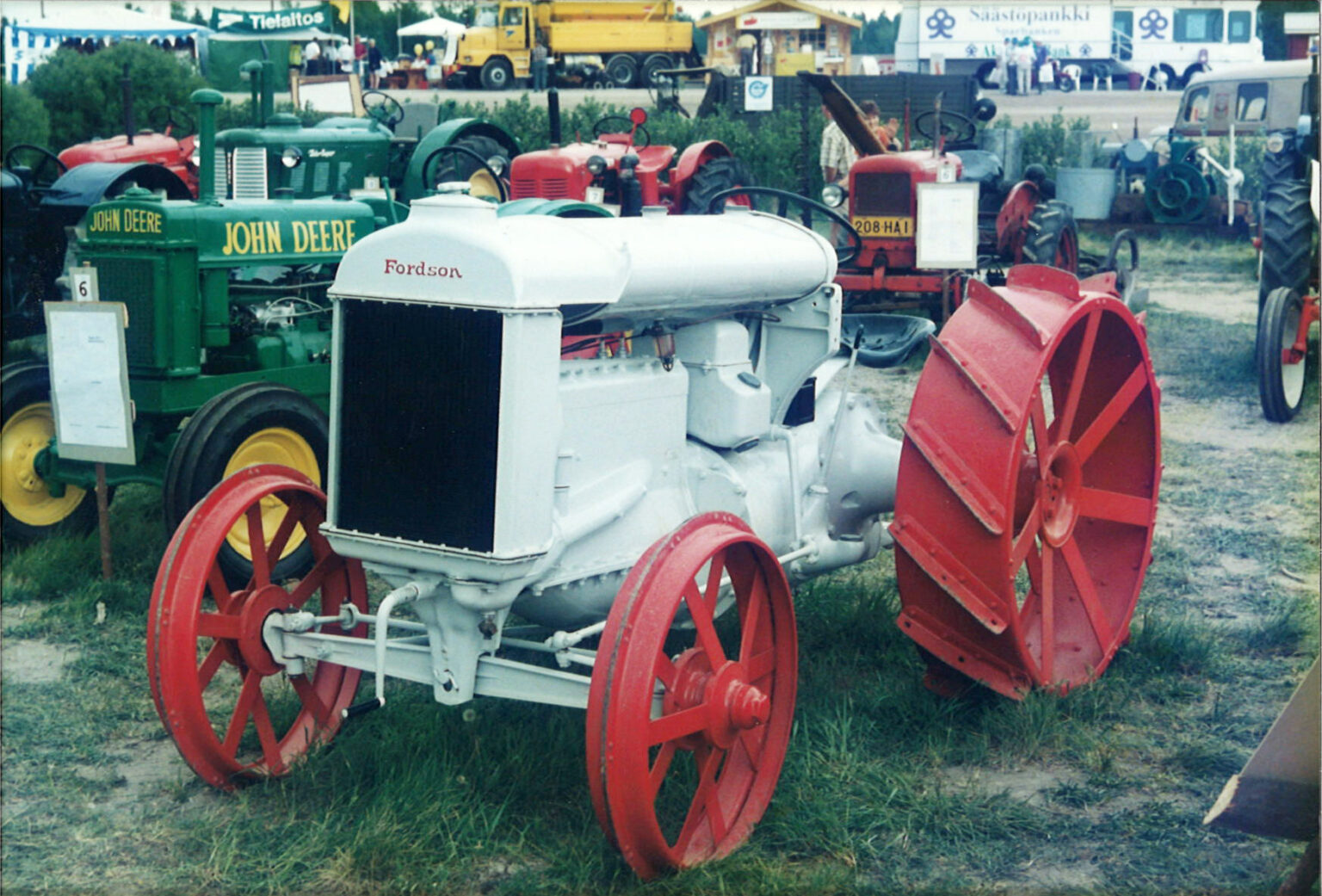 Juhannuksen traktorivisa! Tunnistatko vanhat traktorit ja niiden ...
